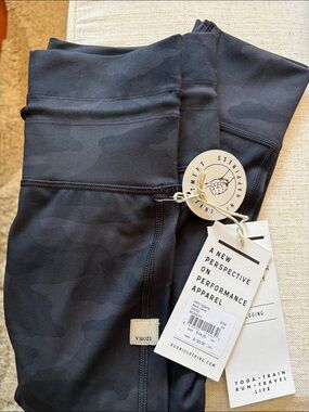 Vuori | Pants & Jumpsuits | Vuori Daily Legging In Black Camo | Poshmark